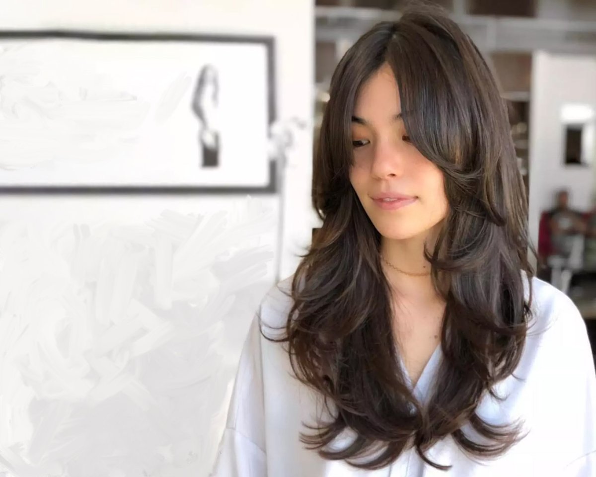 Tren Potongan Rambut Akhir Tahun 2023: Spirit ’90s Supermodel Cut ...